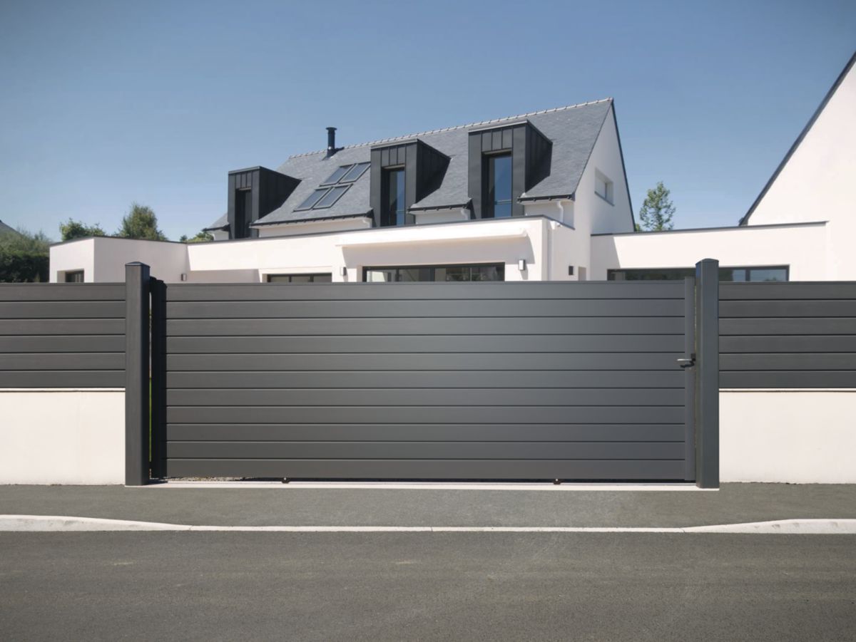 Portail Aluline coulissant de 4m lame semi-ajourée gris texturé 7016 ...